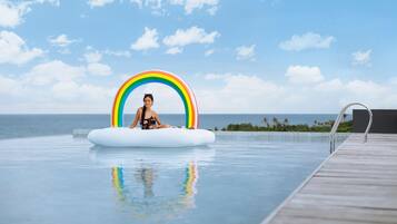2 piscinas exteriores, guarda-sóis, espreguiçadeiras