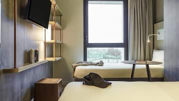 Quarto triplo, 3 camas de solteiro | Individualmente mobiliados, cortinas blackout, quartos à prova de som