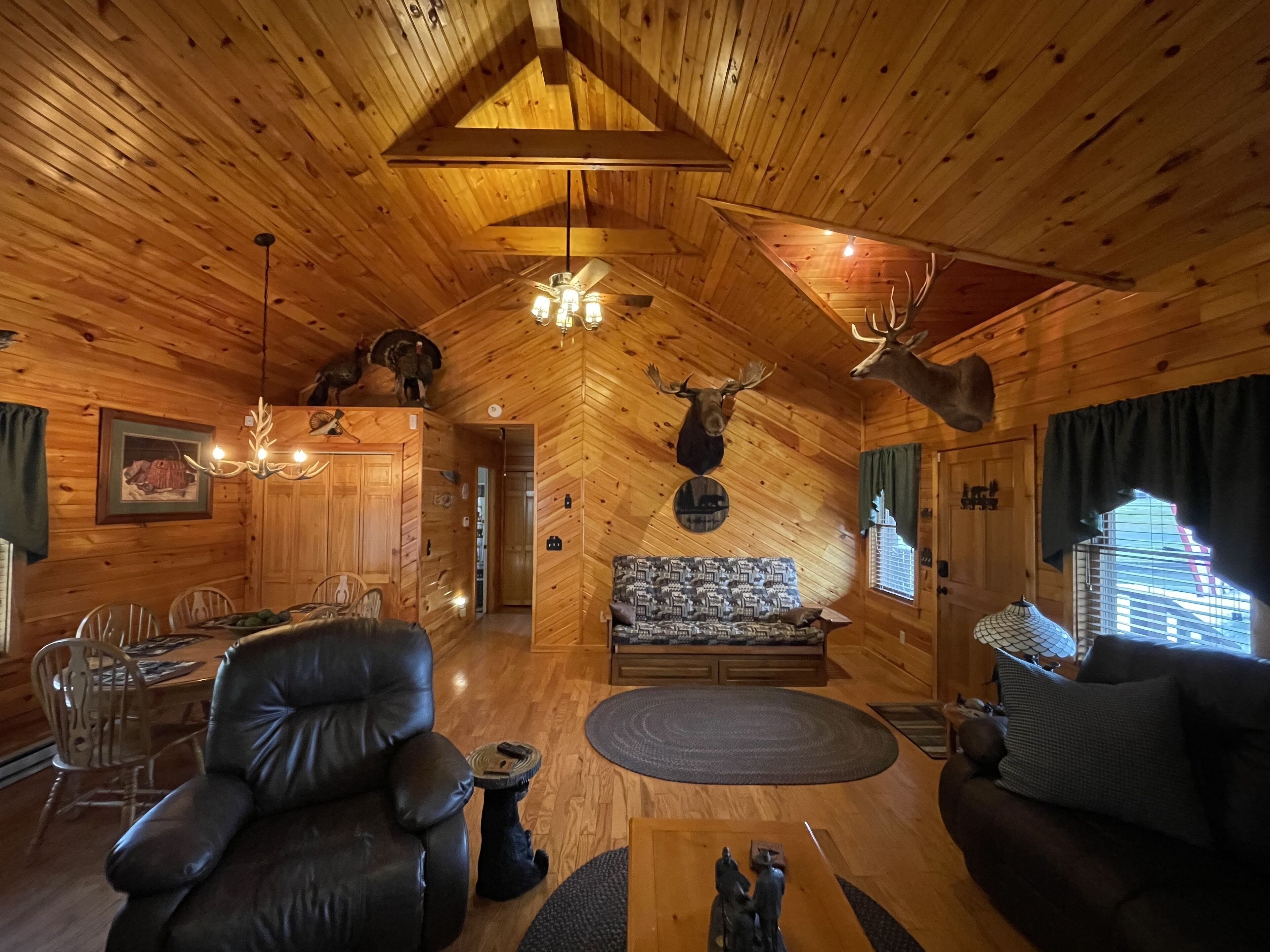 Fantastic "Black Bear Cabin" In Lynn Valley - Wilbur Lake, TN