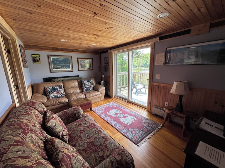 Wildlife Lakeside Cottage\nbeautiful Views, Amazing Wildlife, Great Location - Pontoosuc Lake, MA