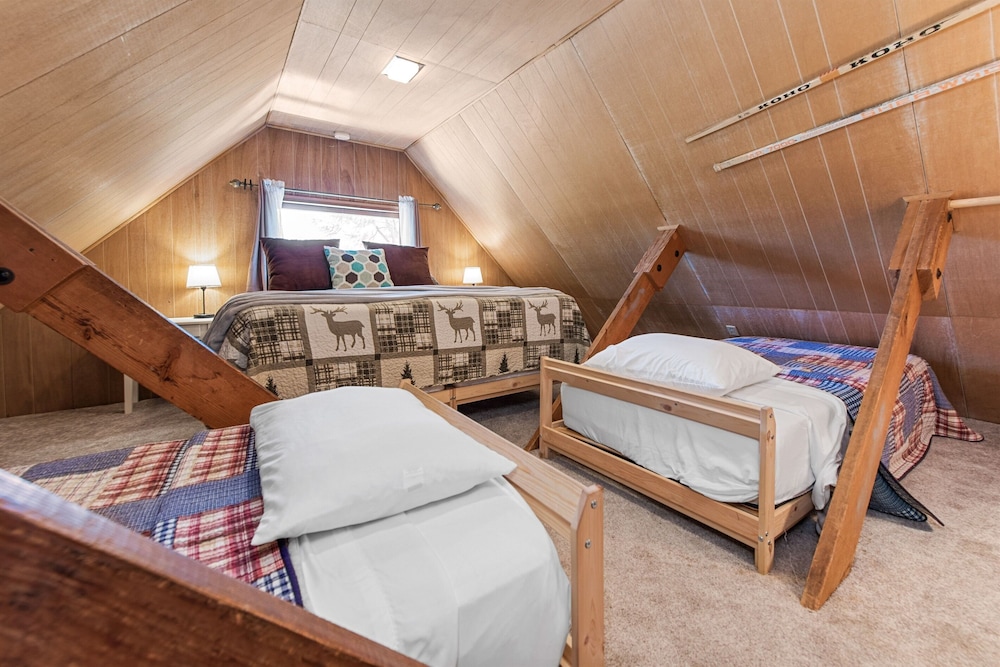 Big Bear: Mid Century, Cozy, Beautiful, And Quiet Log Cabin! Dog Friendly - Big Bear, CA