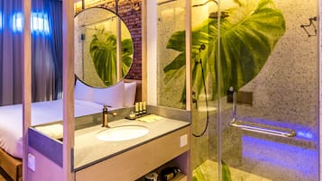 Quarto (Irving King) | Casa de banho | Produtos de higiene exclusivos, um secador de cabelo, roupões, chinelos