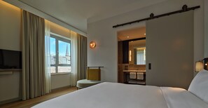 Suite, 1 cama king-size e sofá-cama | Roupa de alta qualidade, minibar, cofre no quarto, secretária 