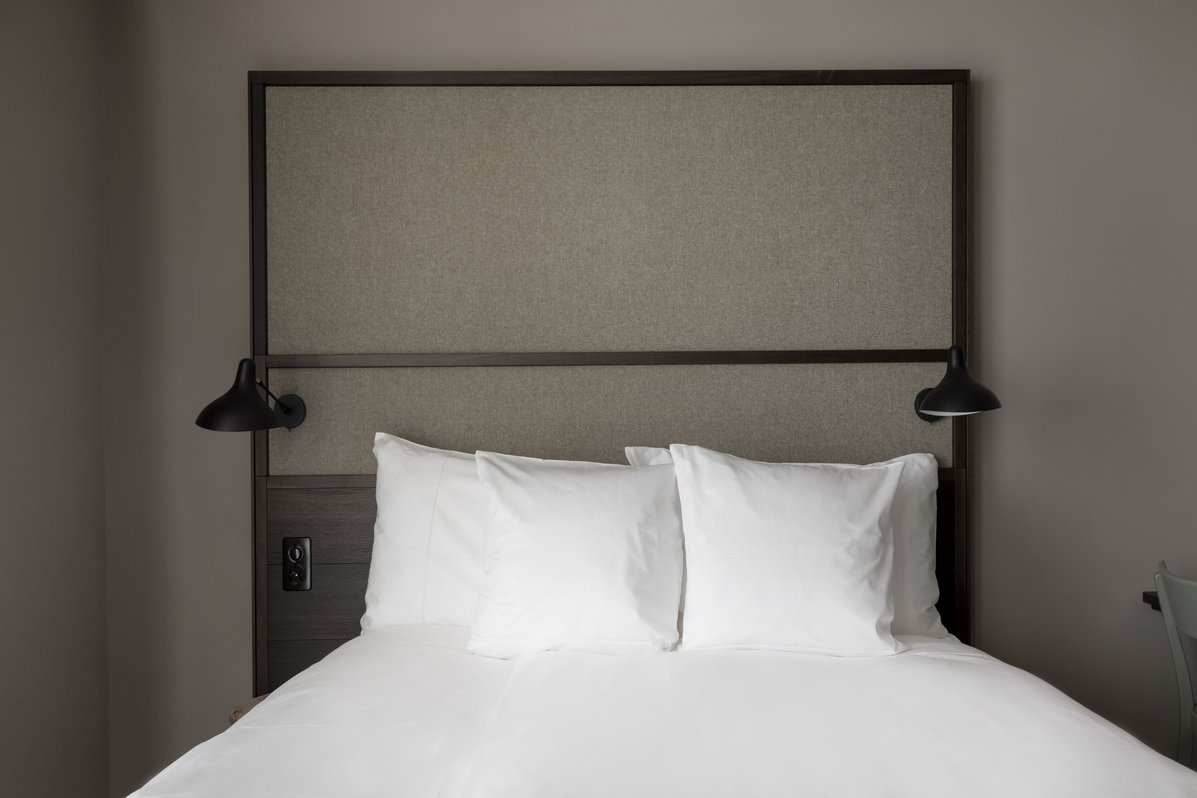 Nomad M | Roupa de alta qualidade, cofre no quarto, secretária 