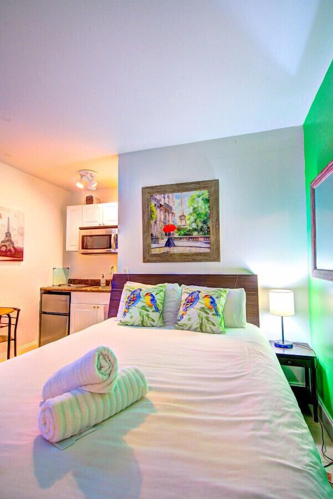 Studio 306 Queen One Block From Ft Laud Beach - Coral Springs, FL