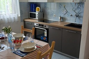 Apartamento família, vários quartos (Apartman Brankica 1 Island Krk) | Cozinha privada | Geladeira, micro-ondas, fogão, cooktop