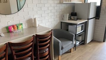 Quarto triplo família (Newly Renovated) | Área de estar | TV de tela plana 43 polegadas com canais digitais, TV
