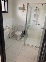 Quarto triplo família (Newly Renovated) | Banheiro | Chuveiro, produtos de toalete grátis, secador de cabelo 