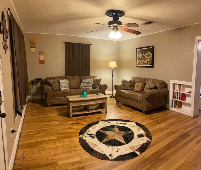 Cozy Downtown Home - Bryan, TX