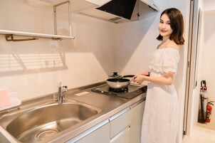 Um micro-ondas, uma chaleira elétrica, uma torradeira 