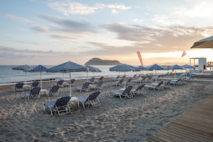Na praia, praia de areia branca