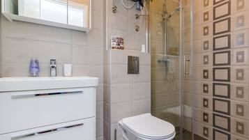 Estúdio (Studio Apartment with Terrace) | Casa de banho | Um polibã, toalhas fornecidas