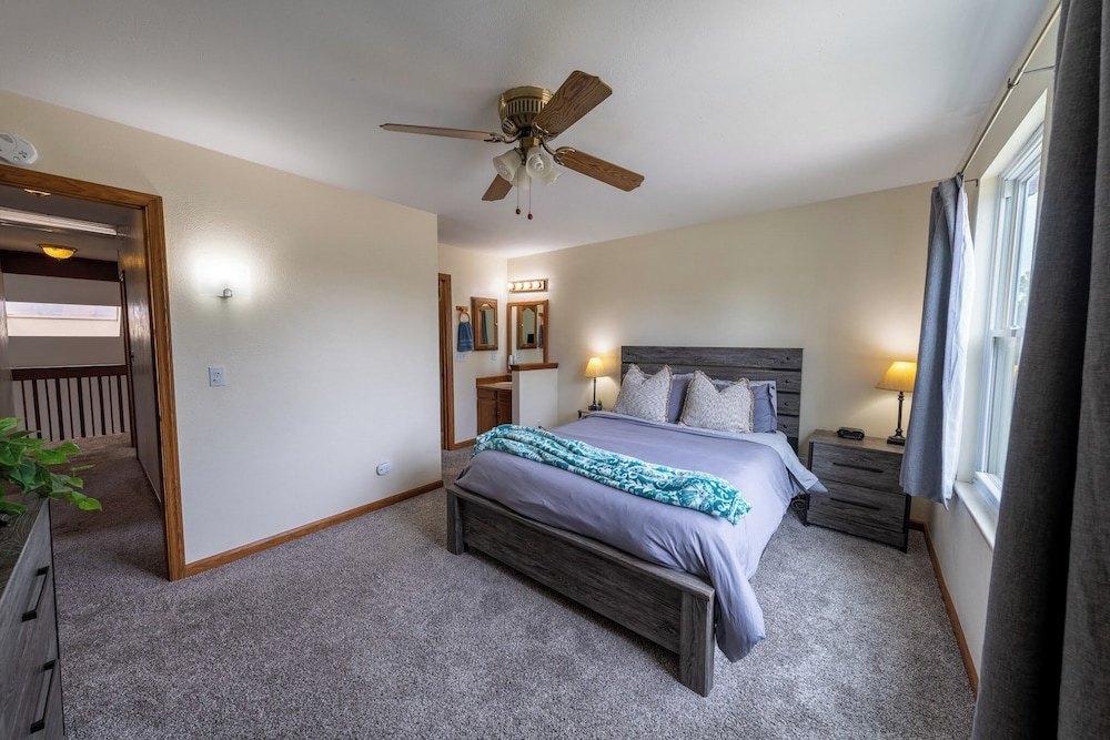 Spacious Home Near Macintosh Lake - Longmont, CO