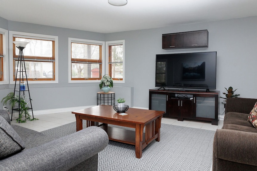 5 Min Walk To Beach, Spacious, Clean Sleeps Up To 4-6 - Wasaga Beach