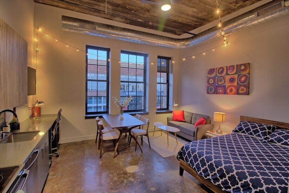Chic Ultramodern Studio Loft W/ Designer Features - Missouri