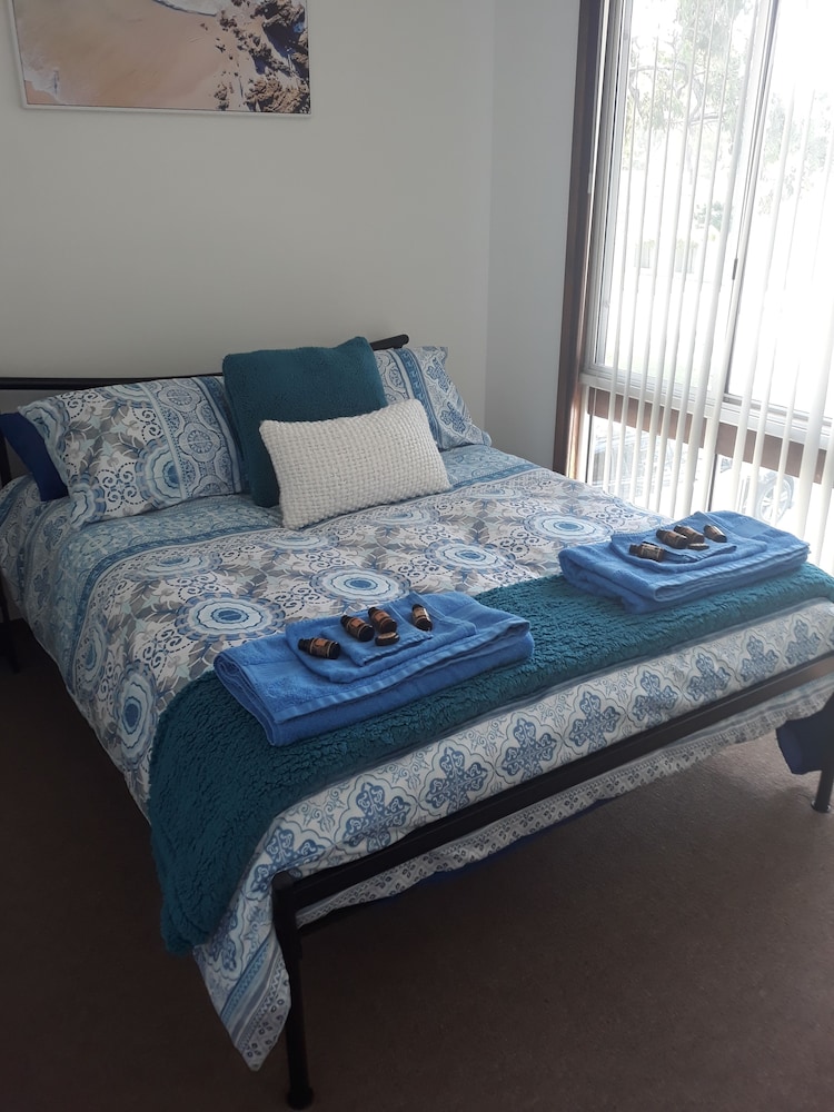Beautiful Lake View Cottage. Newly Renovated. A Few Steps From Lake - Toukley