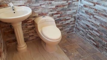 Dormitório compartilhado, 1 quarto, terraço | Banheiro