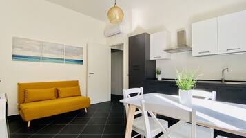 Apartamento | Cozinha privada | Um frigorífico/congelador grande, um forno, uma placa de cozinha