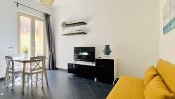 Apartamento | Sala de estar | Televisor de ecrã plano de 30 polegadas com canais digitais, televisor