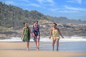 Na praia, areia branca