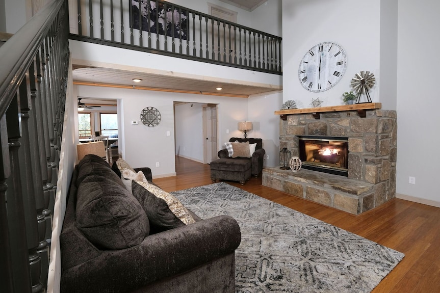 Rocky Top Lodge - Views + Modern Farmhouse Vibes + Wi-fi + Hot Tub + Fireplace - Gatlinburg, TN