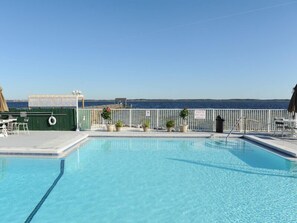 Book Soundside Holiday Beach Resort in Pensacola Beach | Hotels.com