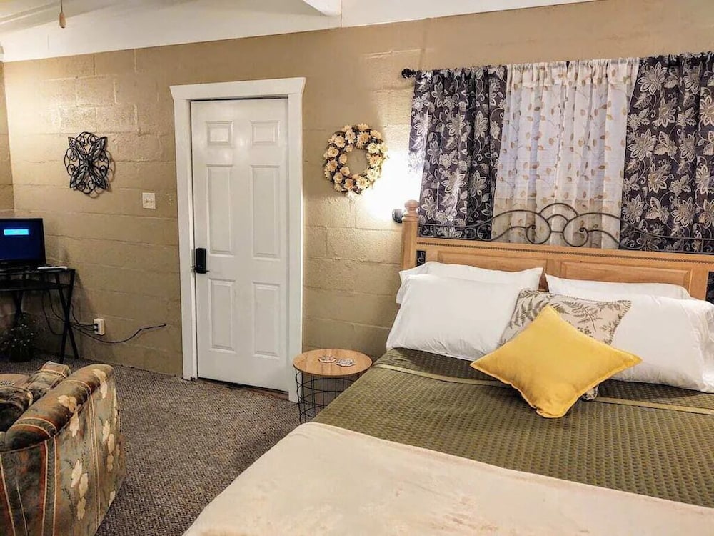 Pet Friendly Studio Cottage #2 At The Water's Edge - Hot Springs, AR