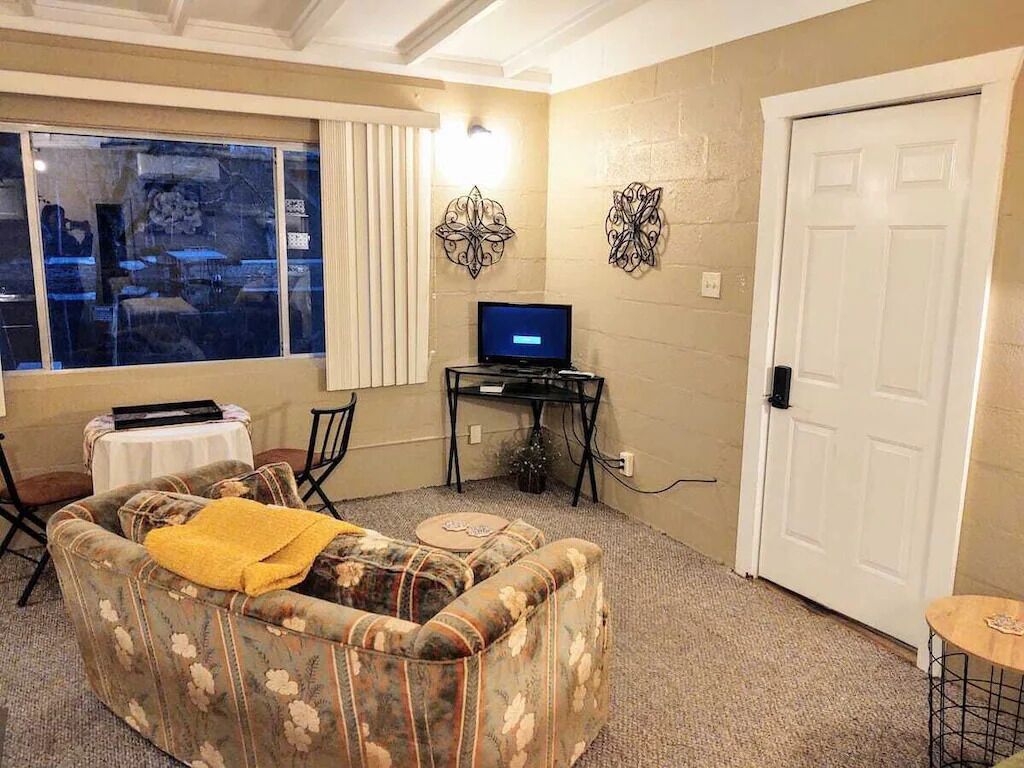 Pet Friendly Studio Cottage #2 At The Water's Edge - Hot Springs, AR