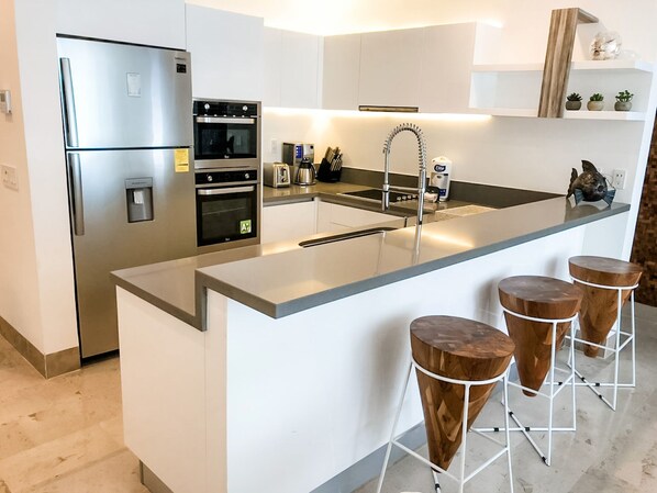 Apartamento, várias camas, vista para o jardim (OCC21- Oceana Amazing 3 bedrooms) | Cozinha privada | Um frigorífico/congelador grande, um micro-ondas, liquidificador 