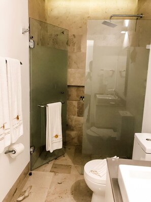 Apartamento, várias camas, vista para o jardim (OCC21- Oceana Amazing 3 bedrooms) | Casa de banho | Um polibã 