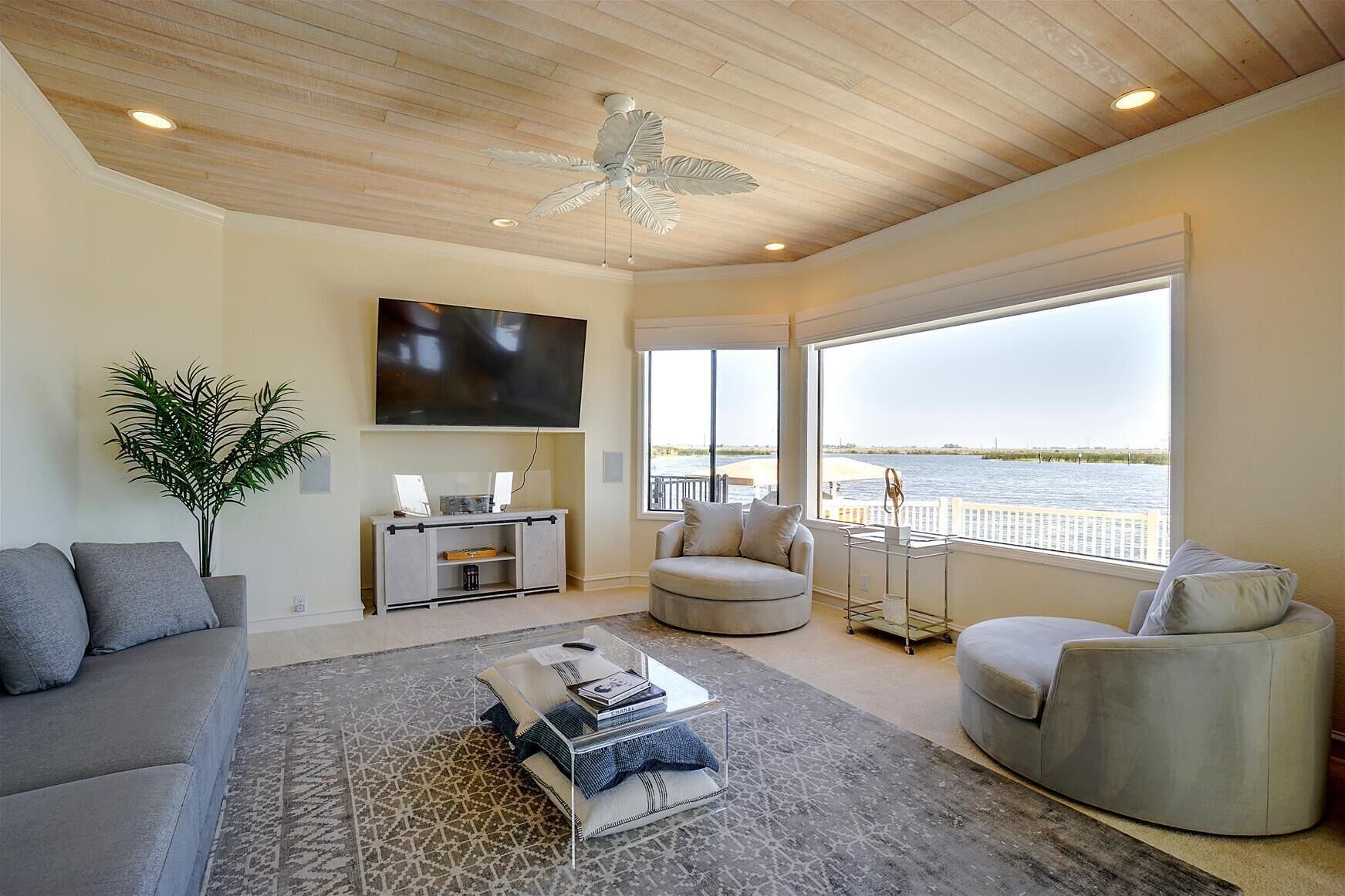 Luxury Retreat With Waterfront View Delta Access - Brentwood, CA