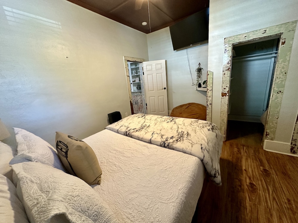 Pet Friendly 1bd/1b Unit With Full Kitchen And Dining Area - Gainesville, FL