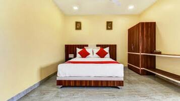 Quarto com cama, guarda-roupa e ventoinha no teto.