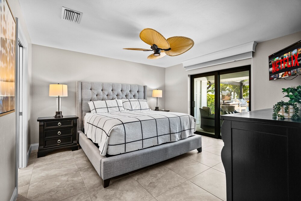 Resort-style Pool & Hot Tub! Outdoor Tv, Fire Pit & Bikes For Island Adventures! - Marco Island, FL