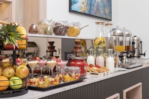 Café da manhã com buffet grátis todos os dias