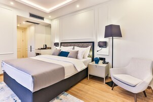 Quarto casal standard | Camas com colchões de espuma com sistema de memória, frigobar