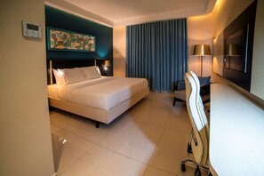 Quarto standard, 1 cama King, para não fumantes, vista para a piscina | Escrivaninha, acesso grátis à internet com fio, roupa de cama