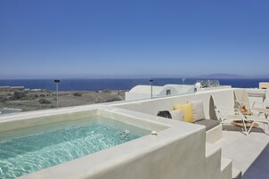 Suíte lua de mel, 1 cama King e sofá-cama, banheira de hidromassagem, vista para o mar | Vista do quarto