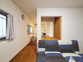 Casa Familiar, não fumadores (Kado) | Sala de estar | Televisor de ecrã plano de 50 polegadas com canais digitais, televisor 