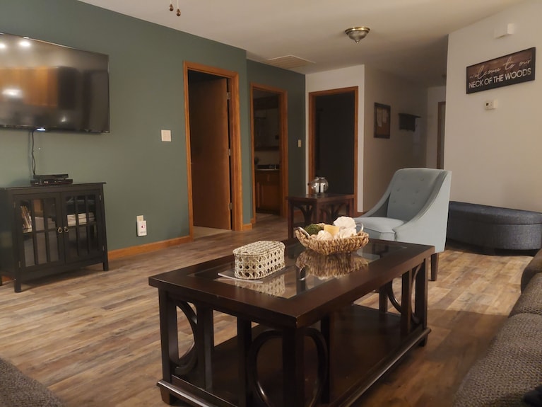 Hilltop Retreat 2: Spacious, Pond-front Home For 12 Near Wine Trail! - Lake Murphysboro State Park, Murphysboro