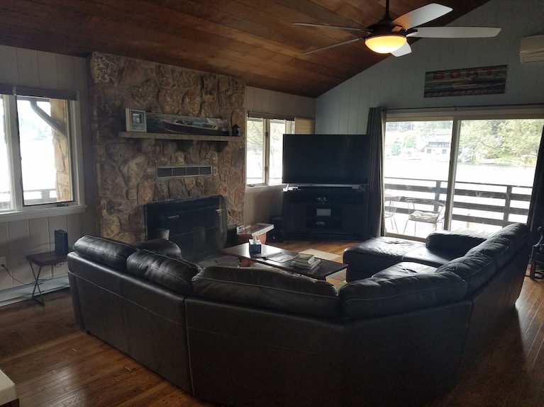 Chalet Ripple-lake Harmony- Lakefront- 5 Bedroom 3.5 Bath- Near Restaurants/bars - Lake Harmony, PA