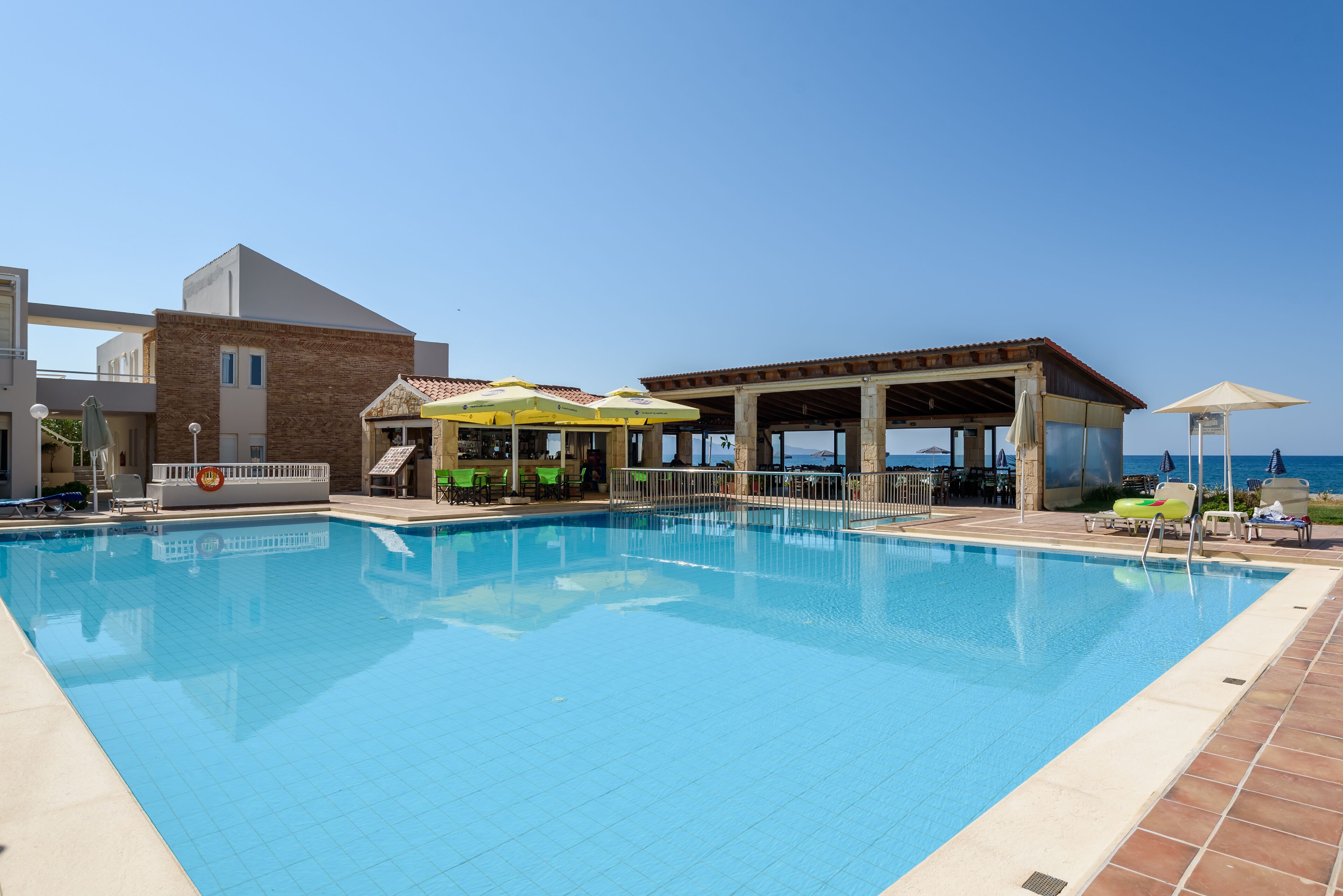 Piscina exterior sazonal, guarda-sóis, espreguiçadeiras 