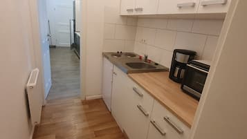 Apartamento Standard | Cozinha privada | Um frigorífico, um forno, uma placa de cozinha, uma chaleira elétrica