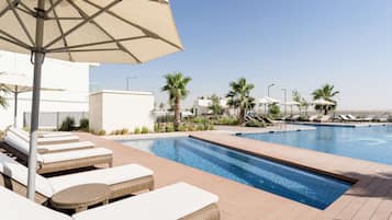 Piscina externa, funciona das 7h30 às 19h30, guarda-sóis