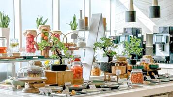 Café da manhã com buffet todos os dias (AED 110 por pessoa)