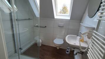 Apartamento Standard em Condomínio Fechado | Casa de banho | Um polibã, papel higiénico