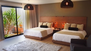 Quarto de hotel moderno com duas camas, uma janela grande com vista para áreas verdes e um tapete aconchegante.