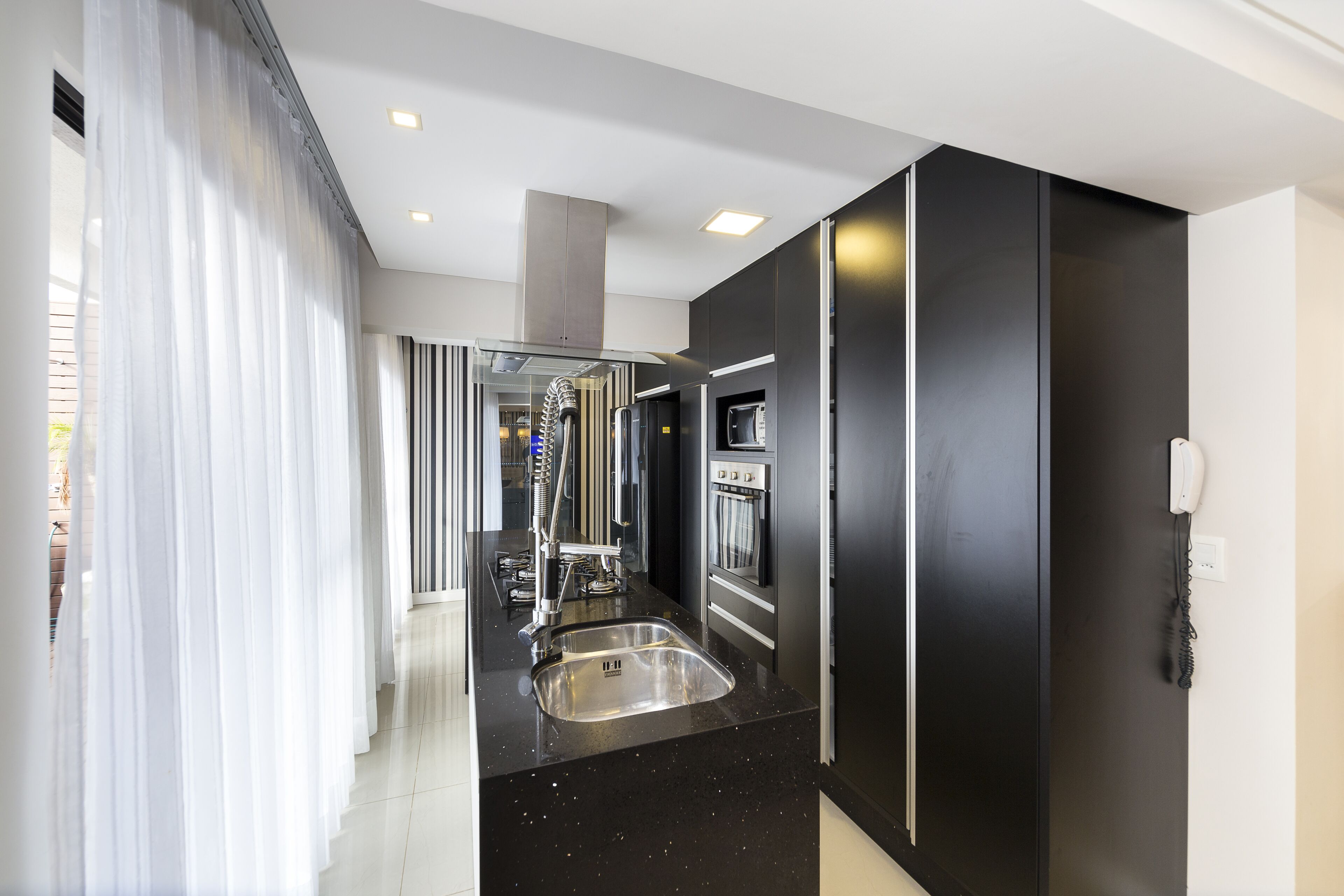 Geladeira, micro-ondas, fogão, cooktop