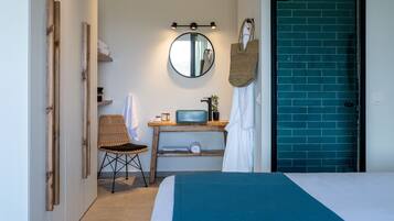 Suite Deluxe, vista para o mar | Casa de banho | Um polibã, um chuveiro fixo, produtos de higiene exclusivos