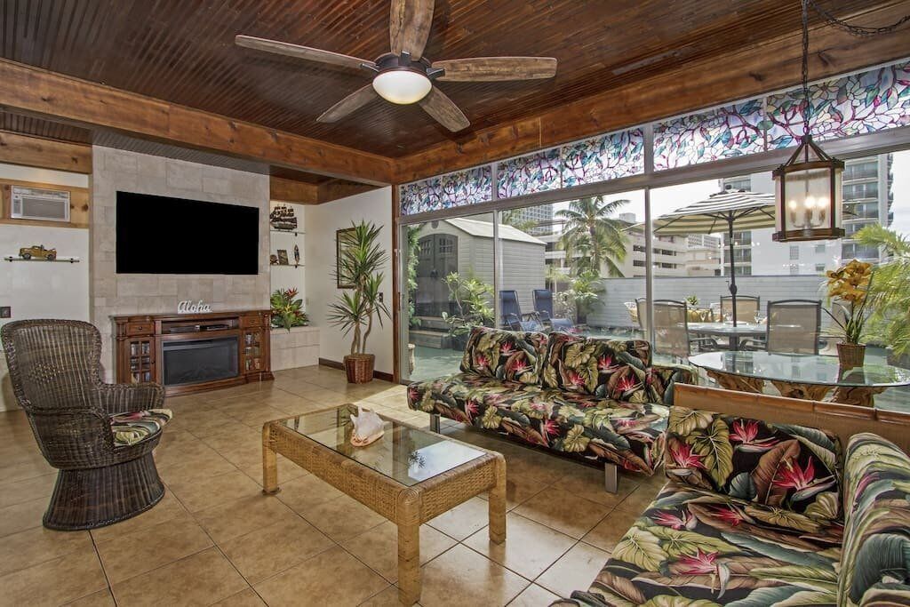 Penthouse Deluxe, 3 quartos, não fumadores, Vista para a cidade | Sala de estar | Televisor de ecrã plano de 50 polegadas com canais por cabo, televisor 